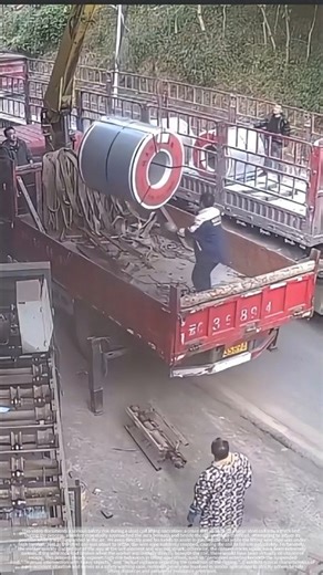 The surveillance camera recorded the steel coil lifting operation.