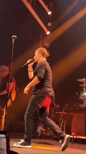 Allumer le feu..!🔥 Juste un fils qui rend hommage à son père. Pourquoi toujours comparer ? Oui, il n’a pas la même voix que Johnny. Ce n’est pas ce qu’on lui demande d’ailleurs, il est juste lui. Il a du talent, sa propre voix, son public, et qui de plus légitime que son fils pour chanter les chansons de son père — en hommage — en plus des siennes? Pour moi, c’est un très beau concert, plein d’émotions et de respect et qui continue de faire vivre les chansons de JH. ABE 🎶 #DavidHallyday #Conce