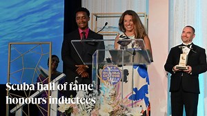 🔴 | In a moment that reflects both the close-knit community of scuba diving and serendipitous encounters, a young Caymanian dive instructor came face to face last week with a new International Scuba Diving Hall of Fame inductee whose gift to him of a mask and snorkel when he was a child helped set him on his career path. While accepting her award as one of the four new international inductees to the hall of fame on Saturday night, Margo Peyton, founder of Family Dive Adventures and Kids Sea Cam