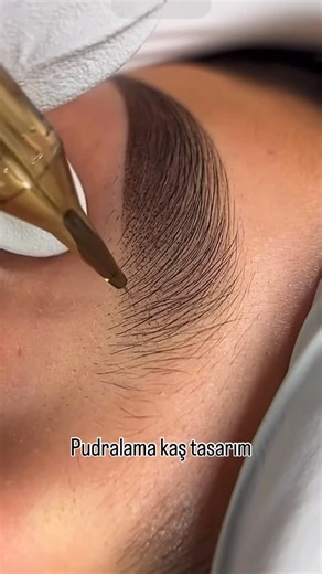 ✨ Pudralama Kaş Tasarımı Nedir? 💎 Kalıcı makyaj tekniğiyle yapılan, kaşlara doğal gölgelendirme efektidir. 🌸 Dövme gibi sert değil, soft ve pudralı bir görünüm sağlar. 👁️‍🗨️ Seyrek, şekilsiz veya açık renkli kaşlarda yoğunluk kazandırır. 🪞 Yüz hatlarına uygun özel ölçümle tasarlanır. 💫 2 yıl kalıcılığını korur, zamanla doğal biçimde silinir. 💧 İşlem sonrası hafif kabuklanma olur, 5-7 günde iyileşir. ☀️ Güneşten ve denizden ilk hafta uzak durulması önerilir. 📍 Adres: Utku Mahallesi İzmir 