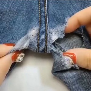 Fixing torn clothes with embroidery using different stitching methods By: @tusmanualidades.de | MetDaan DIY