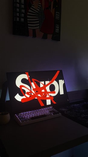 💻⚡ POSER SETUP ⚡💻 Clean masa, sert performans 🔥 Gece RGB, gündüz minimal 😈 Bu setup kaç puan? 👇 🔔 Takip et 👉 @poser.setup ❤️ Beğen 💾 Kaydet = destek 📩 İş birlikleri için DM #posersetup #pcsetup #gamingsetup #desksetup #cleanSetup