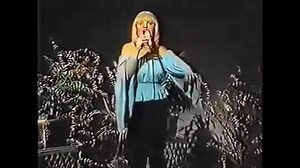 «Emotion» es una canción escrita en 1977 por Barry y Robin Gibb. Primero fue grabado por la cantante australiana Samantha Sang siendo su único éxito, cuya versión fue escrita por los Bee Gees, alcanzó el número tres en el Billboard Hot 100 chart en 1978. Los Bee Gees grabaron su propia versión de la canción en 1994 como parte de un álbum llamado Love Songs que nunca fue lanzado, pero finalmente fue incluido en su colección de 2001 titulada Their Greatest Hits: The Récord. | Baúl del Tiempo