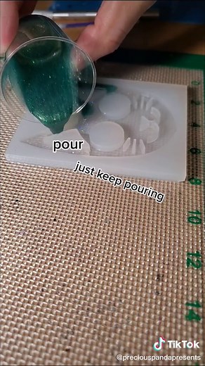 ✨Just artist things✨ #artist #artisttiktok #arttiktok #inmyhead #smallbusiness #resintiktok #resin #resinart #resinartist #uvresin#epoxy#YouShouldKnow