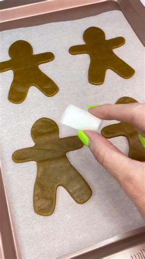 The ginger dead man 😵🩸❤️ ❤️ Fold up small pieces of parchment paper. ❤️ Bend one of the gingerbread man's arms over the top. ❤️ Bake as normal. ❤️ Decorate him using candy melts. 🔪Chop off his head ❤️ Use red candy melts on the edges ❤️ Push his head under his arm #gingerbreadman #spookyszn #halloweenbaking #bakinginspo #cakedbyrach @top fans Kids Classroom Chronicles PatentlySweet | Kids Classroom Chronicles