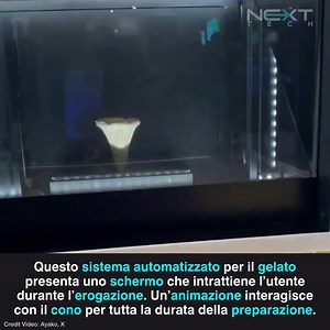 UN GELATO GIAPPONESE Nel video è mostrata una macchina automatica giapponese per il gelato. Il processo inizia con l'utente che seleziona il gusto desiderato tramite un'interfaccia touchscreen. La vera innovazione risiede nel sistema completamente automatizzato che coordina con precisione ogni fase: dalla presa del cono, al suo posizionamento sotto il distributore, fino all’erogazione del gelato. Sensori avanzati e meccanismi robotici garantiscono un flusso fluido e preciso, eliminando ogni inte