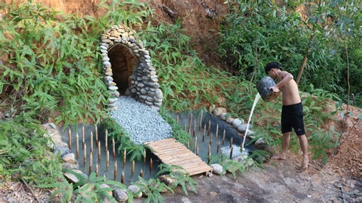 Unbelievable! Build the underground stone cave in the cliff to avoid wildlife