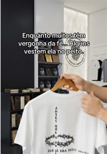 Enquanto muitos têm vergonha da fé… Alguns vestem ela no peito.