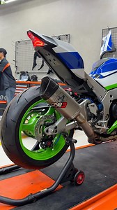 The Roar 🥵🔊 @arrowexhaust @arrowexhaust.id Pista Competition Titanium Fullsystem On Kawasaki ZX10R 40th Anniversary 🔥 #one3kawasakizx10r #one3arrowexhaust #kawasakizx10r #arrowexhaust #arrowexhaustindonesia _________________________________________________ Need more info about parts, bike service, and problem solving, please contact our sales & service advisor at: @abdu.one3motoshop13 - 081234510291 @aldo.one3motoshop - 087872049997 @jmsone3motoshop - 087782170563 @fui_one3motoshop - 08128375