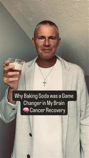 💥My Favorite Uses for Baking Soda: • Morning Flush → ½ tsp in warm lemon water to balance pH. • Kidney Support → occasional use in water to reduce acid load. • Exercise Recovery → buffers lactic acid & fatigue. • Detox Bath → ½ cup in warm water for skin toxin release. • Oral Rinse → neutralizes mouth acidity. 📚 Studies: • Bicarbonate slows progression of chronic kidney disease (NIH, 2009). • Buffers lactic acid & improves exercise performance (Journal of Applied Physiology, 2012). • Enhances 