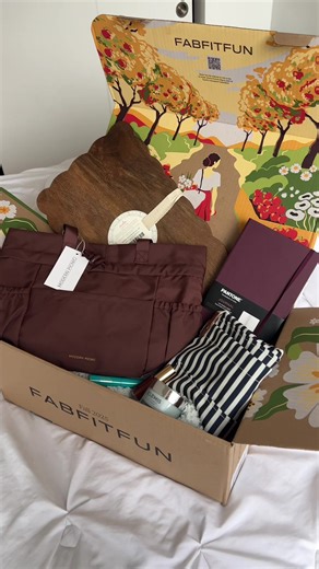new delivery.. 📦🍂 @FabFitFun Fall Box!! what caught your eye? #fyp #fabfitfunpartner