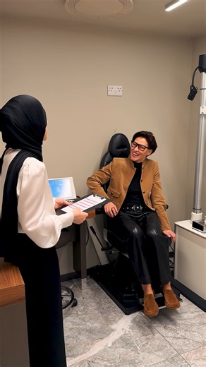 First on the agenda for our brand ambassador @EmmaWillisOfficial was an Advanced Eye Test. Here’s a little look behind the scenes… #VisionExpress #StepOutWithConfidence #Glasses #EyeTest #Optician #bts | Vision Express