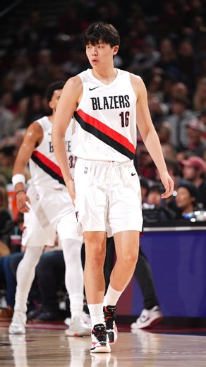 楊瀚森將防守轉化為進攻，在另一端射入三分！🐐 Defense leads to points as Yang Hansen drills a three on the other end! 🐐 #NBAHK | NBA Hong Kong