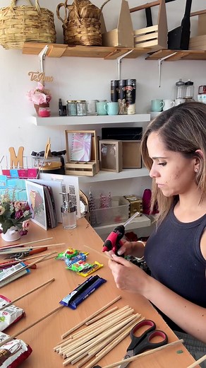 ¿Cómo pegar los dulces a los palitos? Aquí te digo ⬆️ #lascanastasdemaria #dulcero #dulceros #candy #candybox #chocolates #candystore #tutorial #lovientiktok #aprendeentiktok #tiendaderegalos