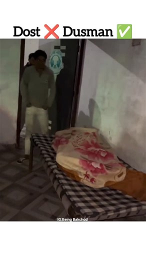 Being Bakchod on Instagram: "2006년 개봉한 영 (Labyrinth)은 단순한 판타지 모험을 넘어, 성장과 선택, 그리고 내면의 용기를 그린 작품입니다. 화려한 미로와 마법적 생물들 사이에서도, 영화는 끊임없이 “과연 진정한 길은 어디인가?”라는 질문을 던집니다. 복잡하게 얽힌 길과 신비로운 공간 속에서 주인공 사라가 맞닥뜨리는 도전은 관객의 긴장을 끝까지 유지하게 합니다. 사라가 동생을 구하기 위해 미로를 헤치고 나아가는 과정은 단순한 모험을 넘어선 자기 발견과 심리적 성장을 담고 있습니다. 특히 어둡고 좁은 통로, 반짝이는 환상 속 생물, 그리고 불확실한 길의 선택은 말없이도 긴장과 설렘을 전달하며, 조용한 순간일수록 모험의 무게가 더 깊게 다가옵니다. 영화의 분위기를 완성시키는 것은 신비롭고 몽환적인 음악과 세심하게 디자인된 미로의 시각적 요소입니다. 음악과 장면은 관객을 마치 사라와 함께 미로 속에 있는 듯한 몰입감을 선사하며, 액션보다도 사라가 선택