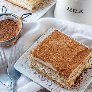 Give your favorite Graham Cake a coffee twist! It's easy to make with no baking required. Enjoy! | Kawaling Pinoy Recipe Blog