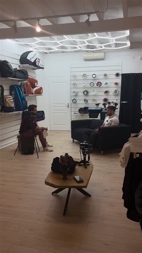 Tout a commencé à 14 ans, une machine à corder et beaucoup de passion 💥 Aujourd’hui, à 22 ans, j’ai ouvert ELYNOR MONTPELLIER: bien plus qu’un magasin, une vraie vision du sport de raquette 🎾 @elynormontpellier #elynor #entrepreneuriat #badminton #tennis #padel #montpellier #passion | Armand Dujardin