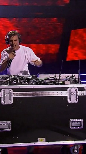 3M views · 77K reactions | Insane Looper's Unique Blind Audition #The Voice #Blind Auditions | The Voice Global | Facebook