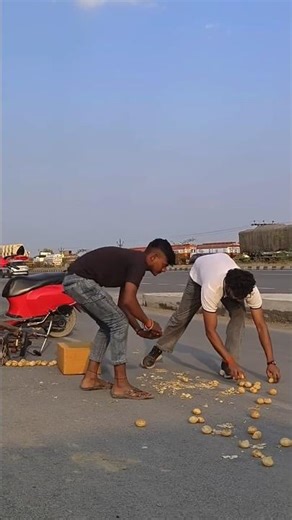 सारा गोलगप्पे गिर गया🥹😭| Khamoshi hai ek baja hai #trending #viral #humanity #helping #niteshhelpboy