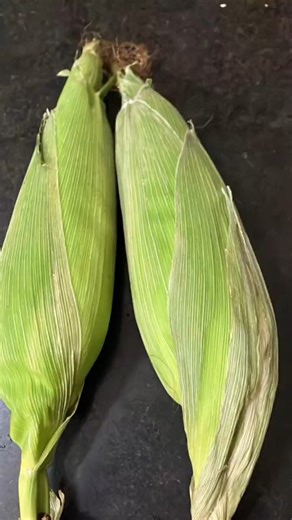 Sweet Corn | ఈ ఒక్క చిట్కా తో మొక్కజొన్న గింజలను ఫాస్ట్ గా వాలిచేయచ్చు #ytshorts .....