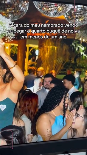 Marque nos comentários quem faria a mesma cara! 😂 A advogada Ana Duque postou um vídeo na web mostrando a reação do namorado ao vê-la pegando o quarto buquê de noiva no ano. 💐 Na filmagem, ele olha apreensivo para ela. Nos comentários, Ana escreveu: "O meme já veio prontinho, nem precisei me esforçar". Assista! ➡️ Veja mais em R7.com/vivaavida. O link está na bio. #PortalR7 #R7 (🎥: Reprodução/Instagram/ana_duquee) | Record Rio