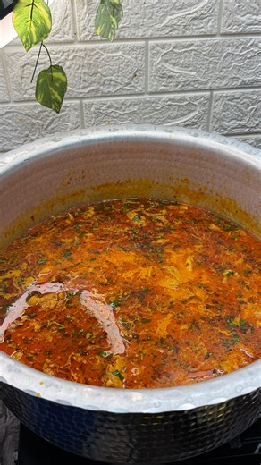 Insha Zabi Bellary on Instagram: "Authentic 3Kg SUPER EASY CHICKEN CURRYR Recipe 🤌🏻❤️ Detailed Recipe⤵️ Ingredients 2, cups Oil 2Kg onions 1, Cup ginger garlic paste 800ML Curd 500,g Tomatoes 5,tblsp Red chili powder 2, tblsp coriander powder 2, tblsp cumin powder 2, tblsp salt 2, tspn Turmeric powder 4,tblsp Chicken masala powder 2, tblsp Kasuri methi For the paste 1, full Dry coconut 20,Soaked Almonds 2, Soaked cashews 5 to 6, glass water Coriander leaves 🍃 Into a heated Oil Add onions fry