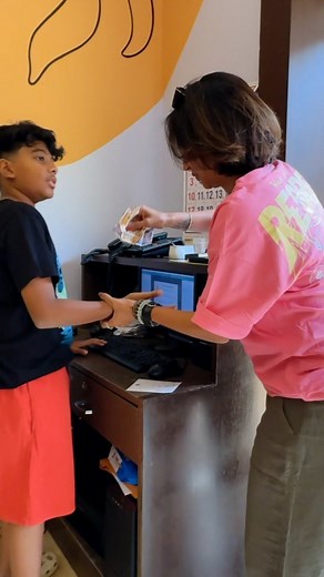 AU Asha (ashron) on Instagram: "Ellorum maavatta kathukedanum Ithil eppothum thappilae othukedanum Ellarkum ellamum therinjiruntha Athu illaatha nerathil kaikodukkom😅 #reelsinstagram #reelsinsta #instagood #instafeels #reelsoftheday #Chennai #coimbatore #salem #Dindugul #madurai #tamilreels #reelscomedy ##couplecomedy"