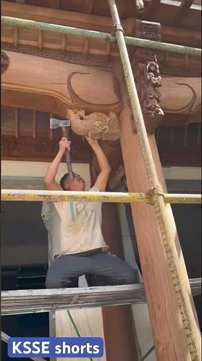 Traditional timber columns installation in a timber building #feed #buildingconstruction