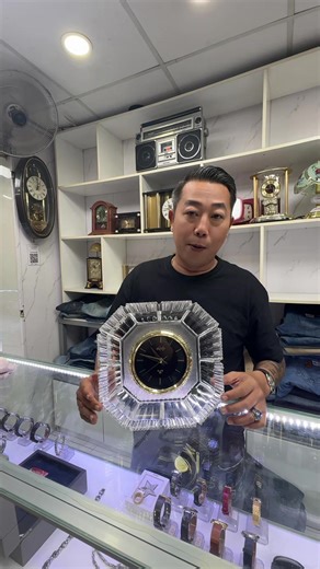 Đồng hồ để bàn pha lê thương hiệu Hoya của Japan rất đẹp và sang trọng Size : 26x26 #watch #đểbàn #hoya #japan #tíchuột2hand