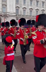 Have a fantastic Christmas. ❤️✌️ Junior Coldstream Guard shows his appreciation as the Coldstream Guards march off during changing of the guard... Comment, Share, React Like. #Guards #coldstreamguards #army #britisharmy #commonwealthforces | British & Commonwealth Forces