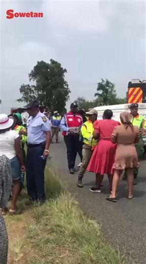 DISCLAIMER: Video of a sensitive nature | Parents of children who were involved in a deadly accident forcefully entered the scene of the incident along the Golden Highway in the Vaal. Video: Nandi Ntini | Sowetan LIVE