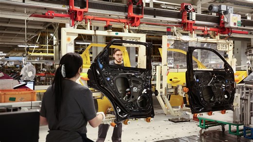 Hésitations sur l'électrique, déferlante chinoise, marché mondial au ralenti... Après le séisme Stellantis, les constructeurs automobiles se dirigent-ils vers des résultats 2025 désastreux?