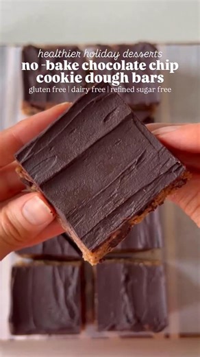 No-Bake Chocolate Chip Cookie Dough Bars! Gluten free, dairy free, and refined sugar free, and perfect for the holidays.🎄 Cookie Dough: •1/2 cup natural peanut butter (or any preferred nut/seed butter) •1/3 cup pure maple syrup (room temperature or slightly warmed) •3 tbsp coconut oil, melted •1 tsp pure vanilla extract •1 1/4 cups oat flour (I used homemade) •3/4 cup almond flour •1/2 tsp salt •Dark, semi-sweet, or unsweetened chocolate chips/chunks (I use dairy free and refined sugar free cho