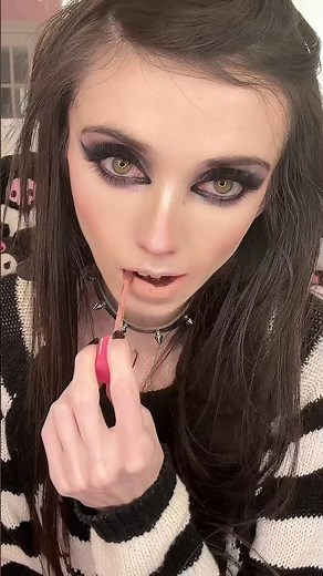 I love doing dark Smokey eye makeup 🖤