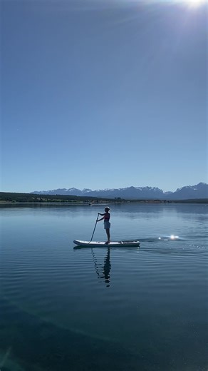 El día se despide y yo floto. 🌅🛶. . . . . #viajes #atardecer #patagonia #pazmental #viral