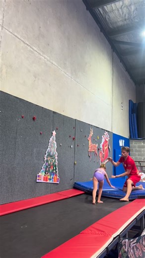 last friday we had the amazing opportunity to do tumbling workshops with the national danish team! In this workshop we did forwards tumbling, backwards tumbling and mini tramp. Here’s 2 of our groups having fun doing both basics and harder skills for forwards tumbling 🤩 | United Gymnastics Academy