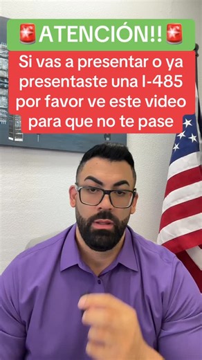 El Ajuste de Estatus (Adjustment of Status o AOS) es el proceso mediante el cual una persona que ya se encuentra dentro de Estados Unidos puede solicitar convertirse en residente permanente (obtener la Green Card) sin tener que salir del país para hacer el trámite en un consulado. Para ser elegible, el solicitante debe cumplir ciertos requisitos: 1. Tener una base válida de inmigración, como una petición familiar aprobada (por ejemplo, un cónyuge ciudadano estadounidense), una visa de empleo, as