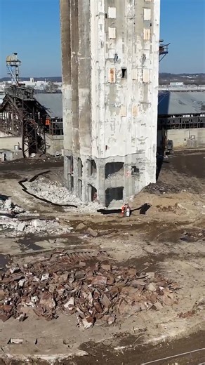 A long-abandoned grain elevator is scheduled to be demolished. Crews have been placing explosives and cutting structural supports to ensure the building falls within a designated area: https://bit.ly/4qAMlP2 | LOCAL 12, WKRC-TV