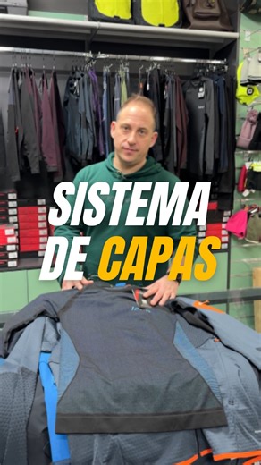 El sistema de capas en la ropa de montaña 🏔️ Vestirse por capas es la clave para ir cómodo y protegido en la montaña. De forma sencilla: 1️⃣ Primera capa: en contacto con la piel, mantiene el cuerpo seco. 2️⃣ Segunda capa: aporta calor y aislamiento. 3️⃣ Tercera capa: protege del viento y la lluvia. 4️⃣ Cuarta capa (cuando hace frío): refuerzo térmico extra. Elegir bien cada capa marca la diferencia en cualquier actividad outdoor. 💬 Si tienes dudas, pregúntanos 📍 Aventura del Noroeste 🌐 aven