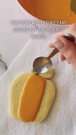 This little cookie started as an apple (that’s what the cutter was), but ended up becoming a fall gourd, all decorated with just a spoon! And my little scribe, but you get the point. 😂 For this cookie I used 15-second royal icing for all the colors I used. That means it takes about 15 seconds for the surface to smooth out completely. It’s thick enough to hold shape but thin enough to level on its own. This consistency is perfect for spoon-flooding or quick, even coverage with our without a pipi