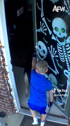 A scene straight out of a horror movie 😱😂 #afv #funnyvideos #caughtoncamera