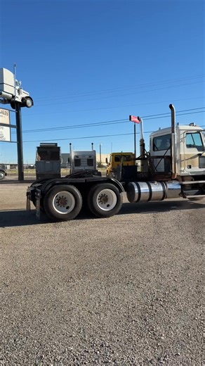 Twin stack Mack hitting the gate right at 5! No matter the time or situation, we’re happy to help you with your needs! Give us a holler anytime for any of your semi needs! (325) 704-5510 #mack #truck #tntrucksales | TN-Truck Sales