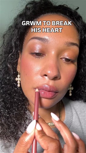 Ruth Davis on Instagram: "NO FOUNDATION makeup tutorial! I honestly don’t wanna be caked up every damn day! I wanna see my skin and freckles and pores and oil. That’s a LOOK too!!!! #ruthillea #grwm #makeforwork #easymakeup #nomakeupmakeup"