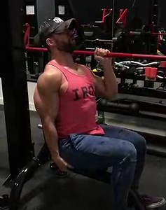 bulge gym bodybuilder male muscle