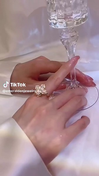 Gold Rotatable Clover Ring 🍀✨ #fidget #spin #jewelry #goldring #sparkle #anillo #cloverjewelry #goldjewelry #anxietyjewelry #fidgetlike #trendy