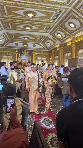 ဒီဇိုင်နာမြပွင့်ဖြူ၏ ပျော်ရွှင်မှုဖြစ်စဉ်