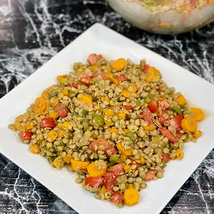 613K views · 11K reactions | SALADE DE LENTILLES 綾 Rafraichissante avec plein de vitamines  Ingrédients : 250g de lentilles 2 tomates 1 poivron vert 1 poivron orange 5 petites carottes 1 oignon Huile d’olive Sel, poivre, cumin, persil | Deli Cuisine | Facebook
