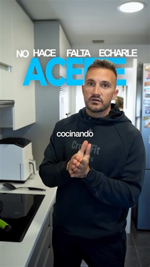 Jonathan Montero on Instagram: "POV: dices que cocinas “sin aceite” 🔥 sartén antiadherente 🧠 sentido común Tranquilo, no es magia ni castigo. Es aprender a cocinar… sin ahogar la comida en aceite 😜 La comida no es el problema, es la solución. PD: el editor puso a mi suegra como una abuela… ya verás cuando lo vea 😅💣 #plancha #nutrición #huevo"