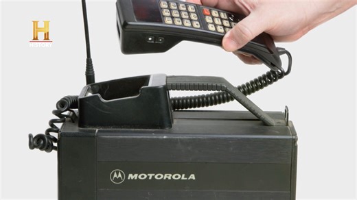 Na década de 1970, a telefonia móvel se limitava a pesados ​​telefones veiculares de 18 quilos. A AT&T projetou a rede celular, um sistema de "células" que transferia chamadas entre torres sem interrupções. No entanto, a AT&T buscava um monopólio completo junto à FCC (Comissão Federal de Comunicações). Para impedir isso, a Motorola rompeu sua aliança e embarcou em uma corrida secreta: criar o primeiro telefone verdadeiramente portátil que superasse o telefone veicular. #AsMegamarcasQueMudaramOMu