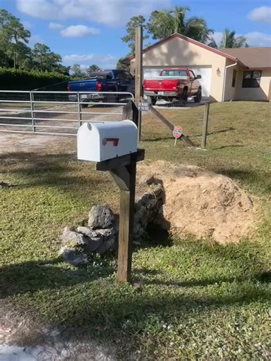 Modern mailbox By Mailbox Factory FL, Custom Mailbox fabrication and Installation call us 786-583-4659 aluminum material - powder coating - paint - Floating numbers - Box (Approved by the USPS) - Solar lights - Base and pebbles (Additional price) #mailboxes #solarlights #mailboxflorida #mailboxesfl #frame #aluminummailbox #aluminum #powdercoating #powdercoatedframe #metalmailbox #mailbox #loxahatchee #loxahatcheeflorida #loxahatcheefl #palmbeachcounty